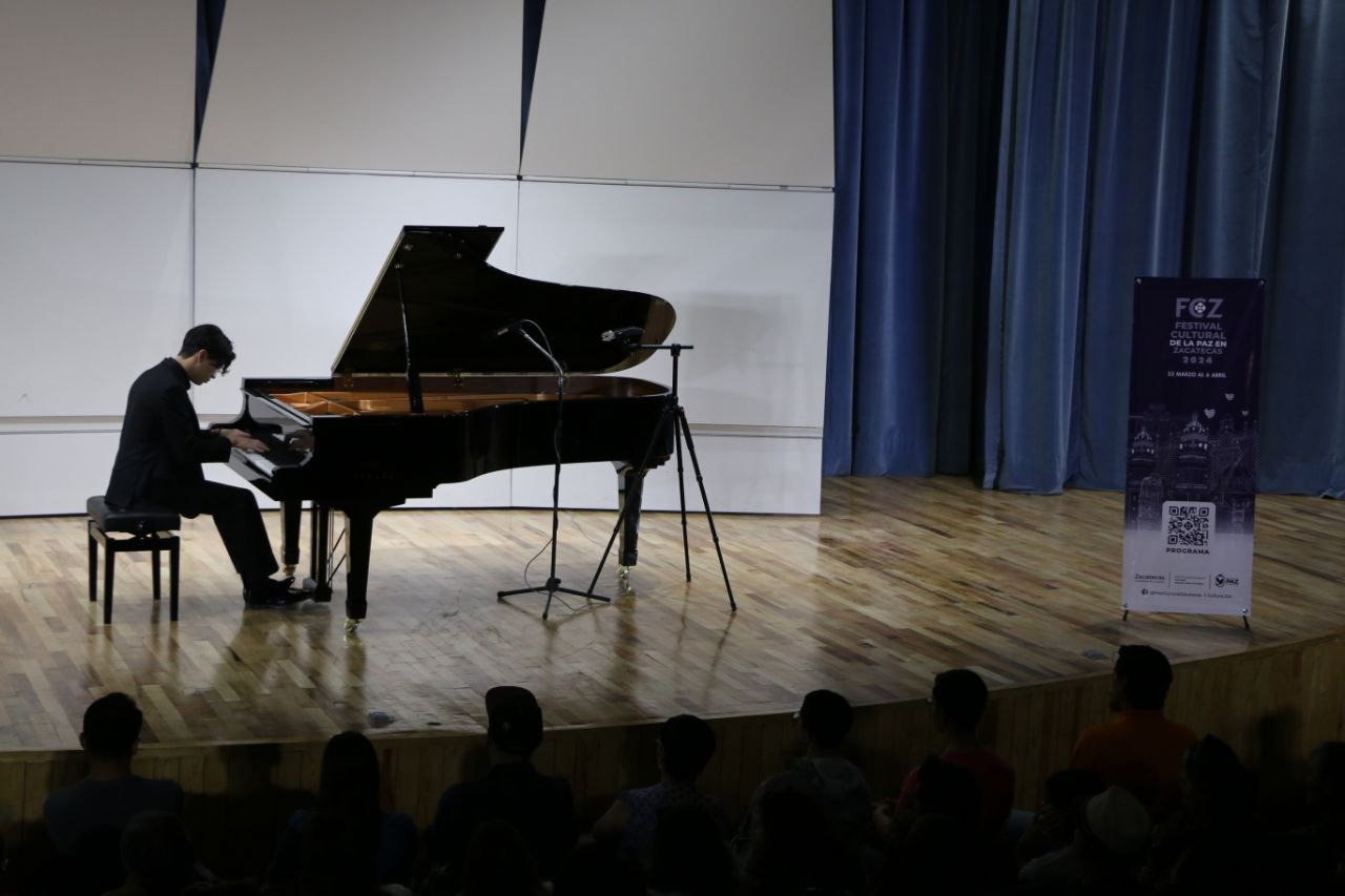 Ofrece Elías Manzo exitoso recital en FCZ 2024 – Ágora Digital